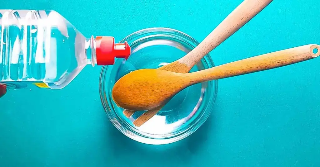 Chochle drewniane są pełne bakterii: oto jak je zdezynfekować metodą ...